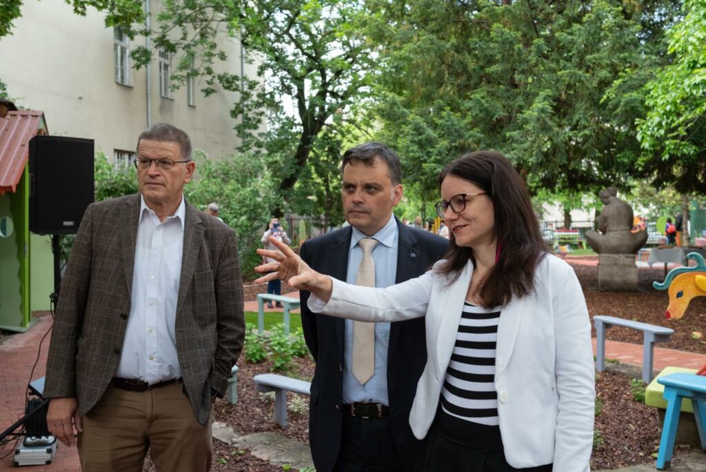 Rendhagyó mesejátszóteret adtak át a Bethesda Gyermekkórházban - Vasárnap.hu