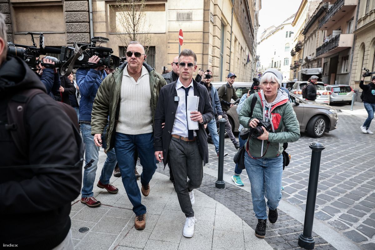 Magyar Péter most éppen a testőreiről állítja, hogy nem is léteznek ...