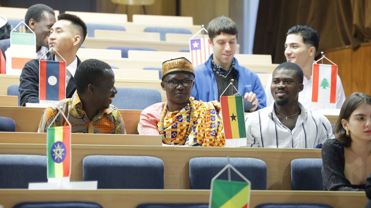 Magyarországi egyetemre jár egy egzotikus ország királya - Vasárnap.hu