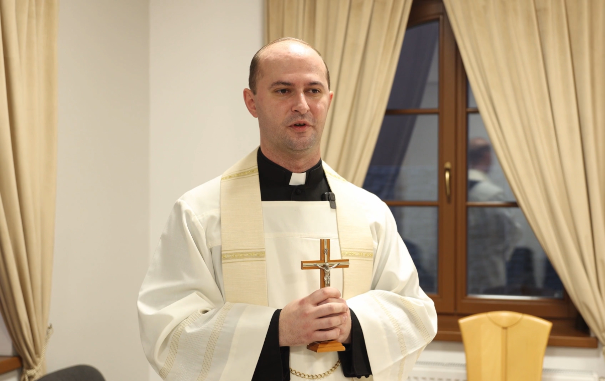 A házszentelő pap Krisztust viszi el az őt fogadók otthonába - Vasárnap.hu
